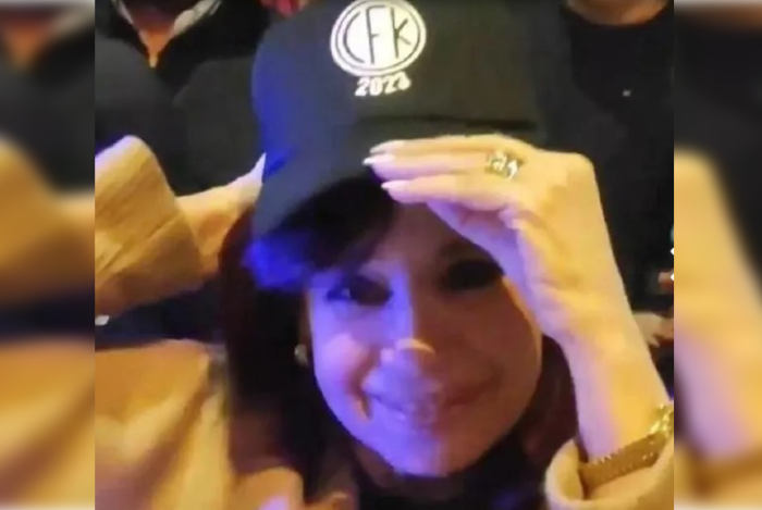 Cristina Kirchner usó una gorra con la leyenda "CFK 2023"