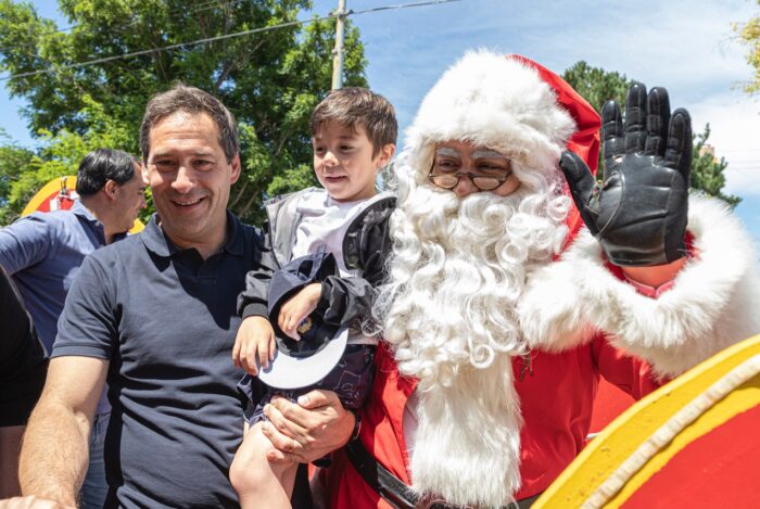 Luque acompañó el recorrido de Papa Noel y saludó a las familias por la Navidad